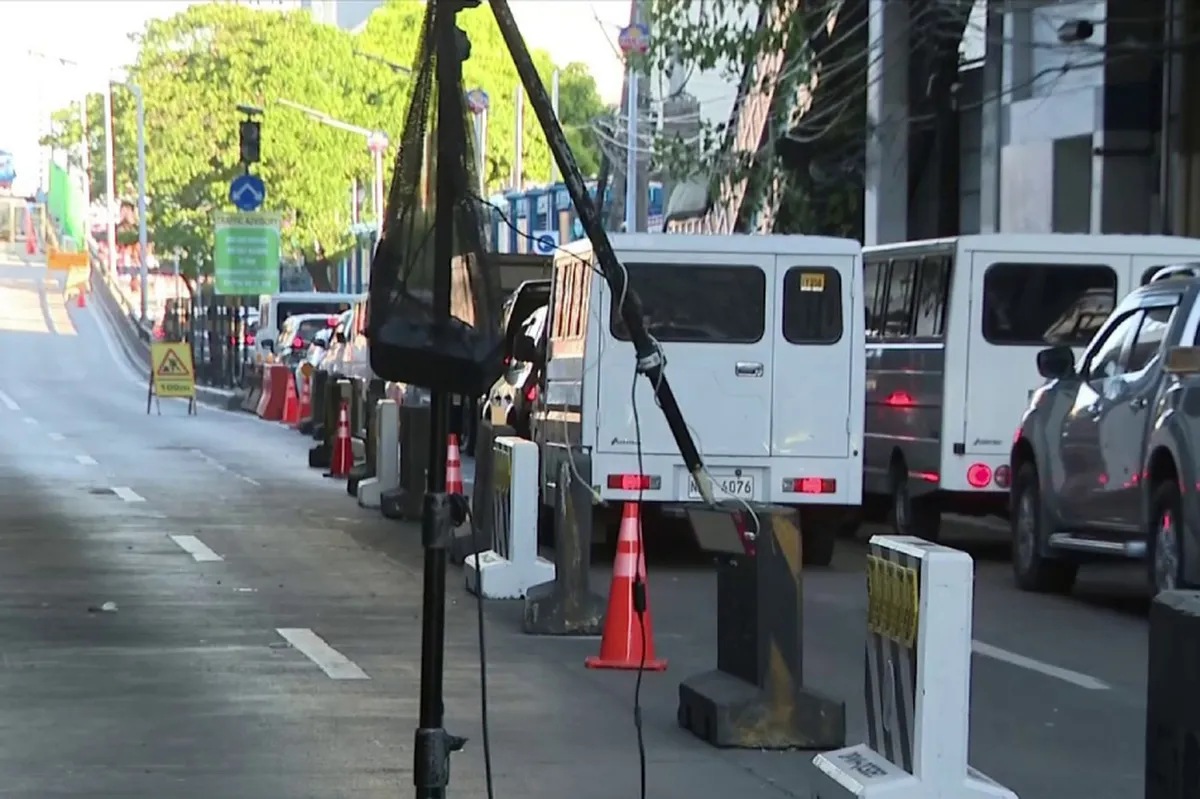 Ilang motorsiklo nakakalusot pa rin sa EDSA Kamuning service road | ABS ...