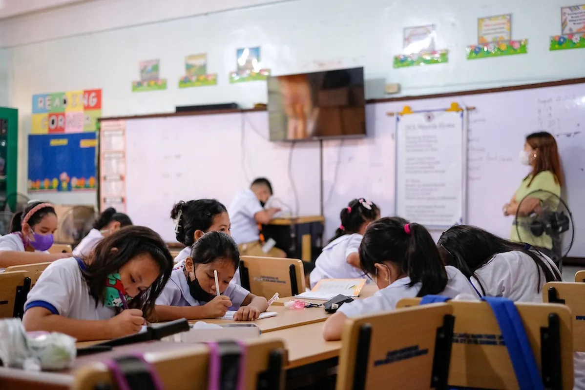 Cellphone ban in basic education classes filed in Senate | ABS-CBN News