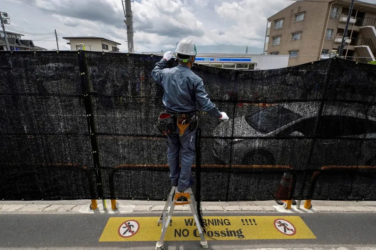 Holes poked in Mount Fuji barrier, Japan town says | ABS-CBN News
