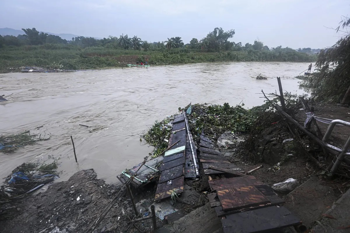 PHOTO: Strong rain, rising Marikina River collapse makeshift bridge ...