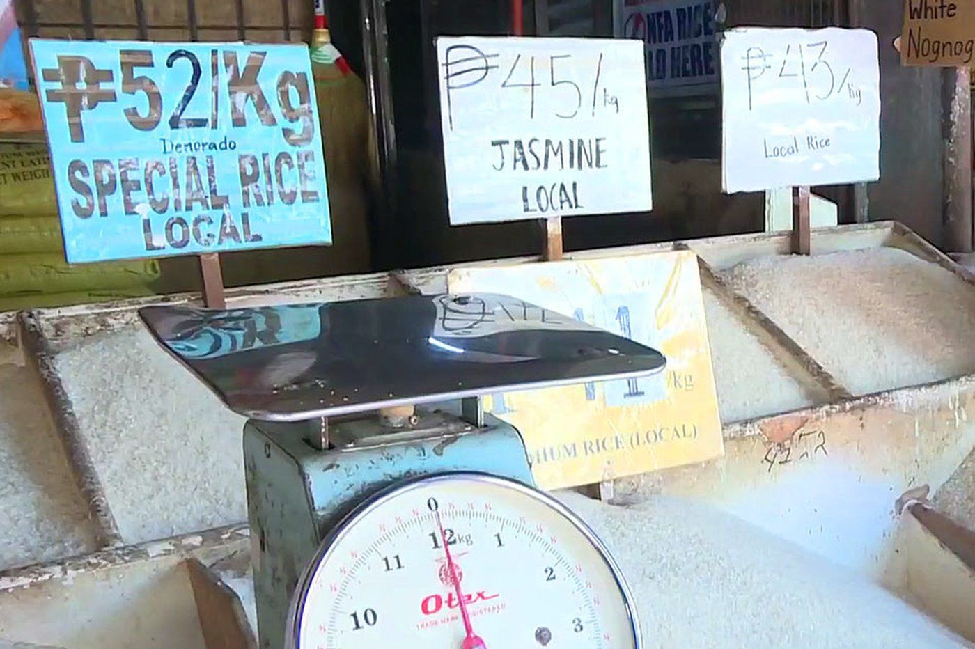 Pagbaba ng presyo sa P20/kilo, inaabangan pa rin ng mga nagbebenta, mamimili ng bigas | ABS-CBN News