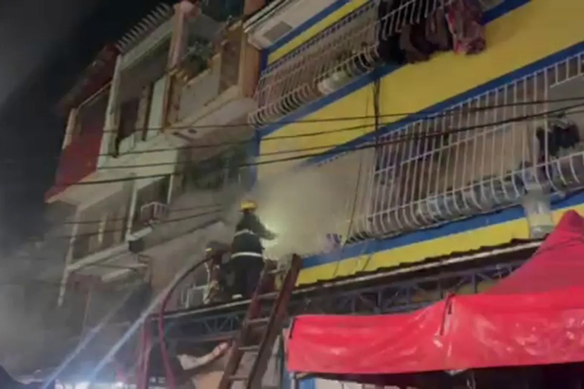 Sunog sumiklab sa bahagi ng isang gusali sa Sta. Cruz, Maynila | ABS-CBN News