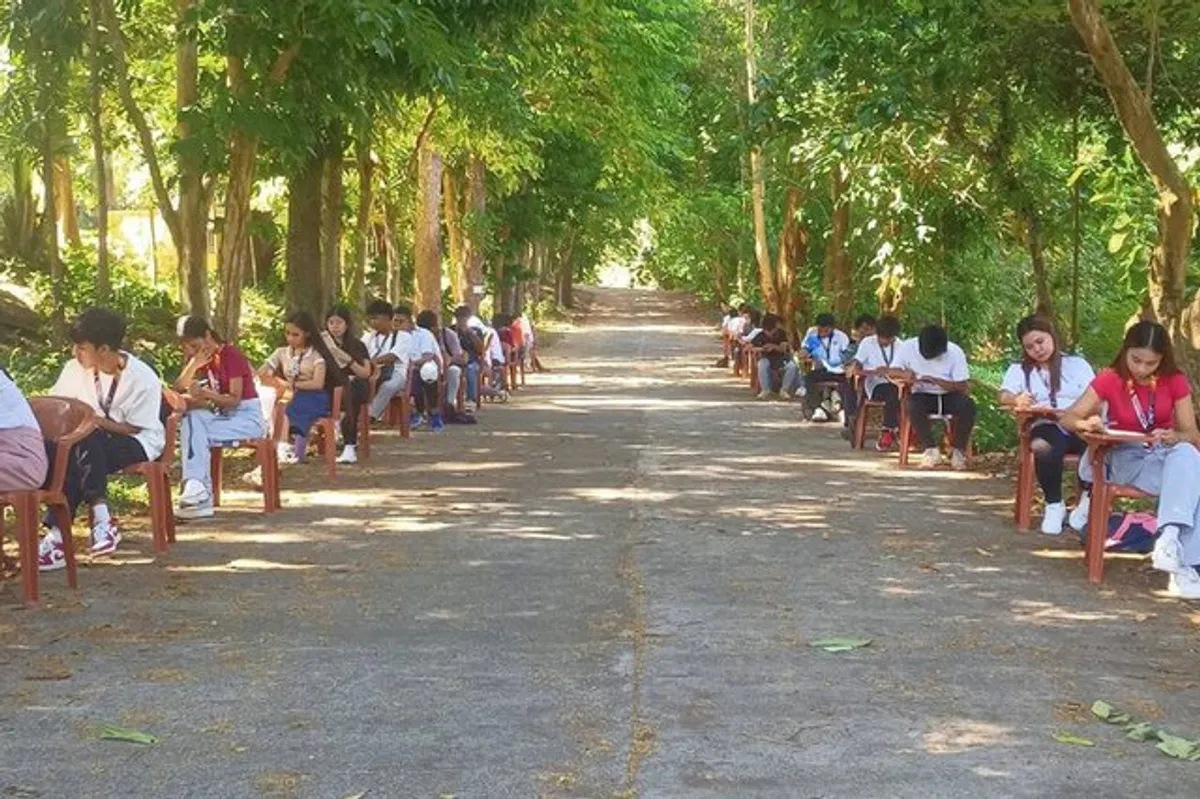 Final exam isinagawa sa labas ng classroom sa Gabaldon, Nueva Ecija ...