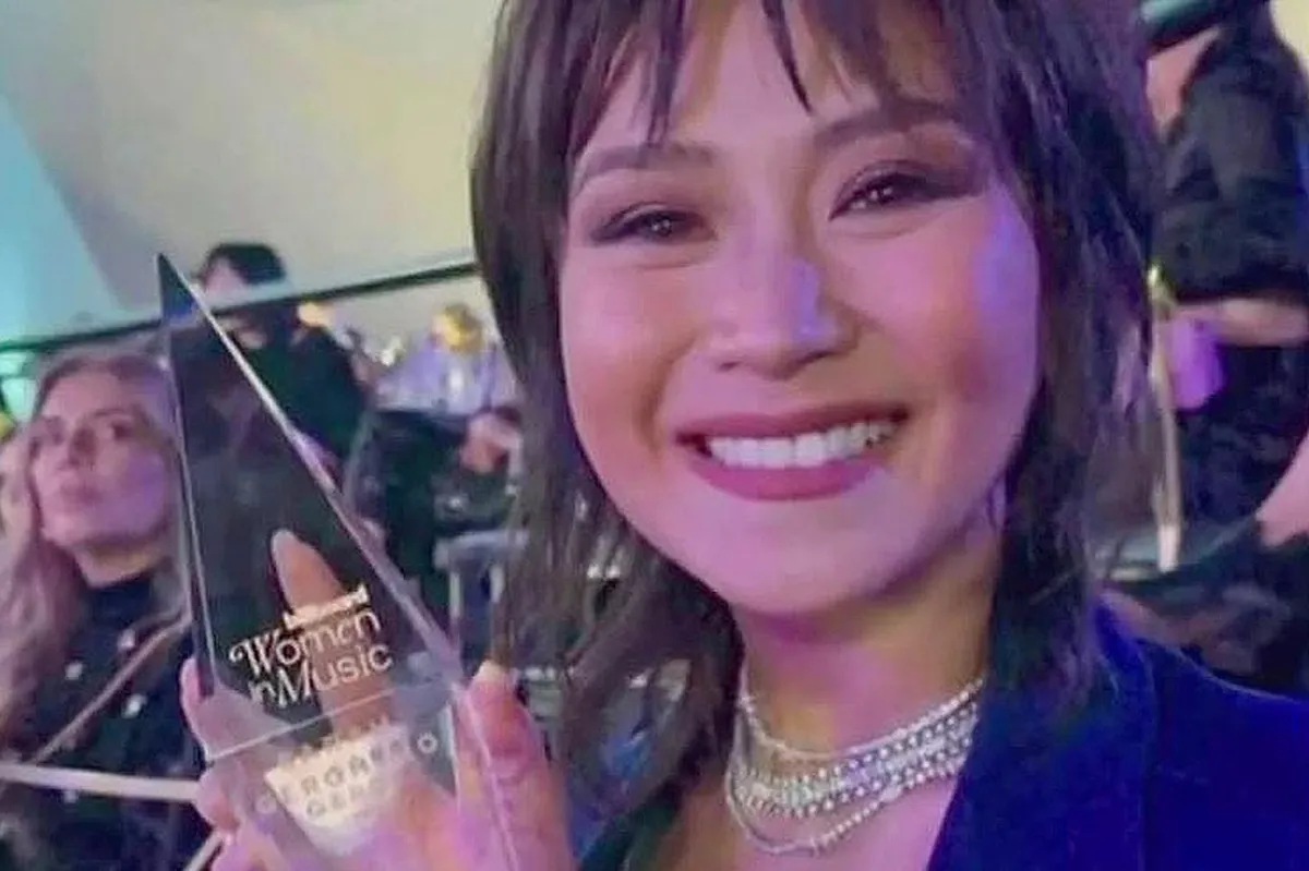 Sarah Geronimo inalay ang Billboard award sa ina | ABS-CBN Entertainment
