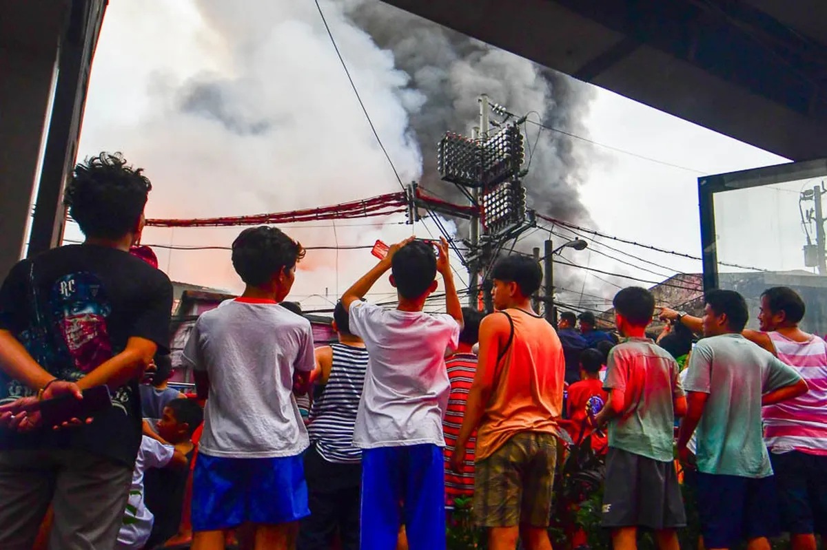 Fire razes residential area near Recto | ABS-CBN News