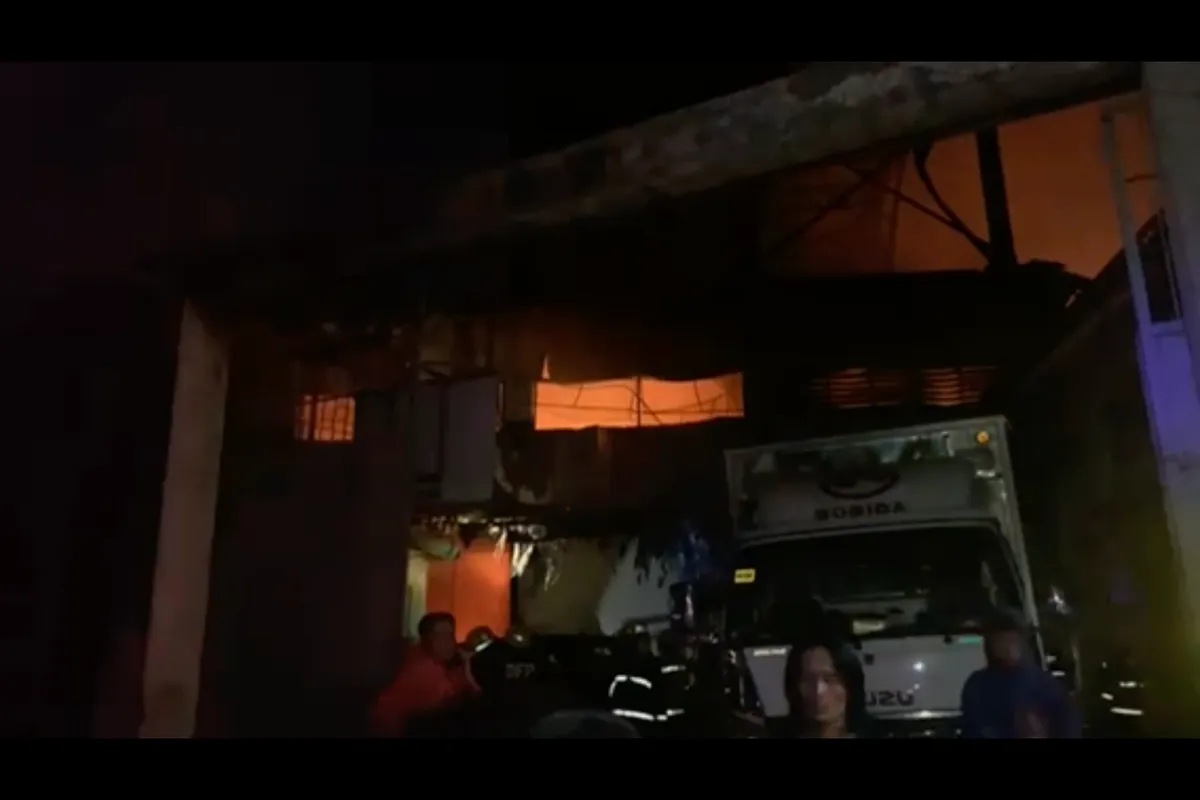 Sunog sumiklab sa pagawaan ng furniture sa Quezon City | ABS-CBN News Sunog sumiklab sa pagawaan ng furniture sa Quezon City | ABS-CBN News