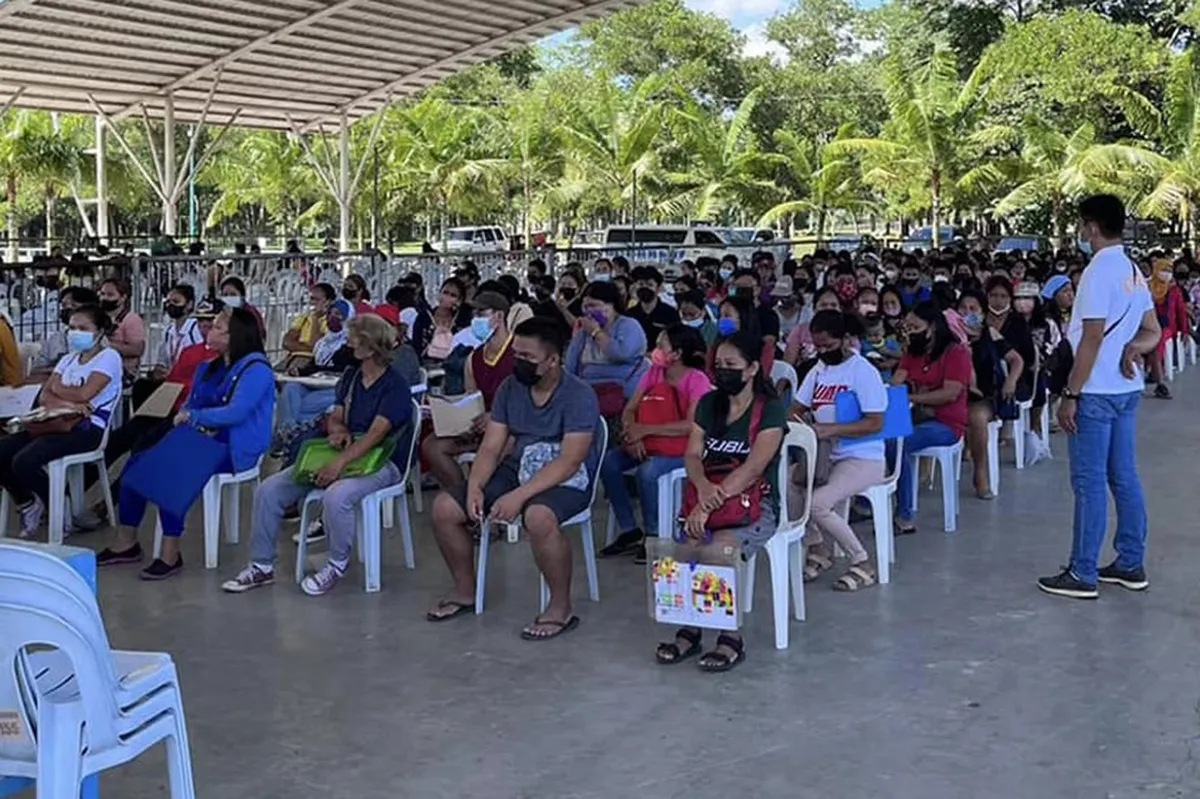 LENTE: Politicians at ayuda distributions, grad rites 'should be ...
