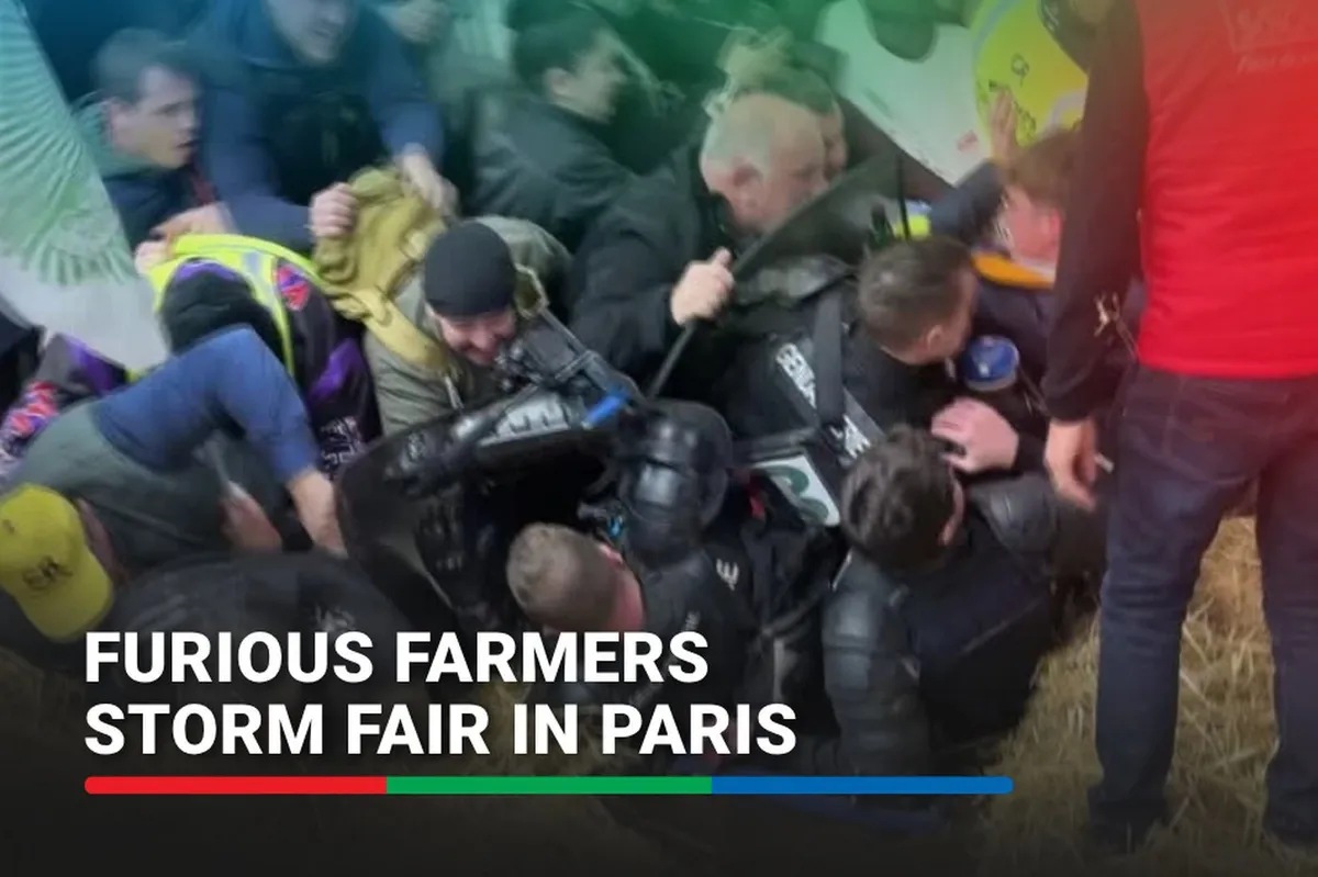 Furious farmers storm fair in Paris | ABS-CBN News
