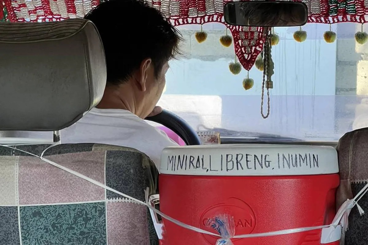VIRAL: Libreng inuming tubig sa loob ng jeep sa Tarlac | ABS-CBN News