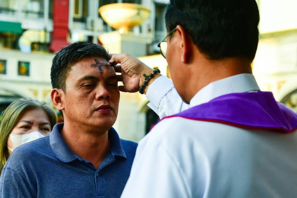 Filipino Catholics begin Lent by having foreheads marked with ash | ABS ...