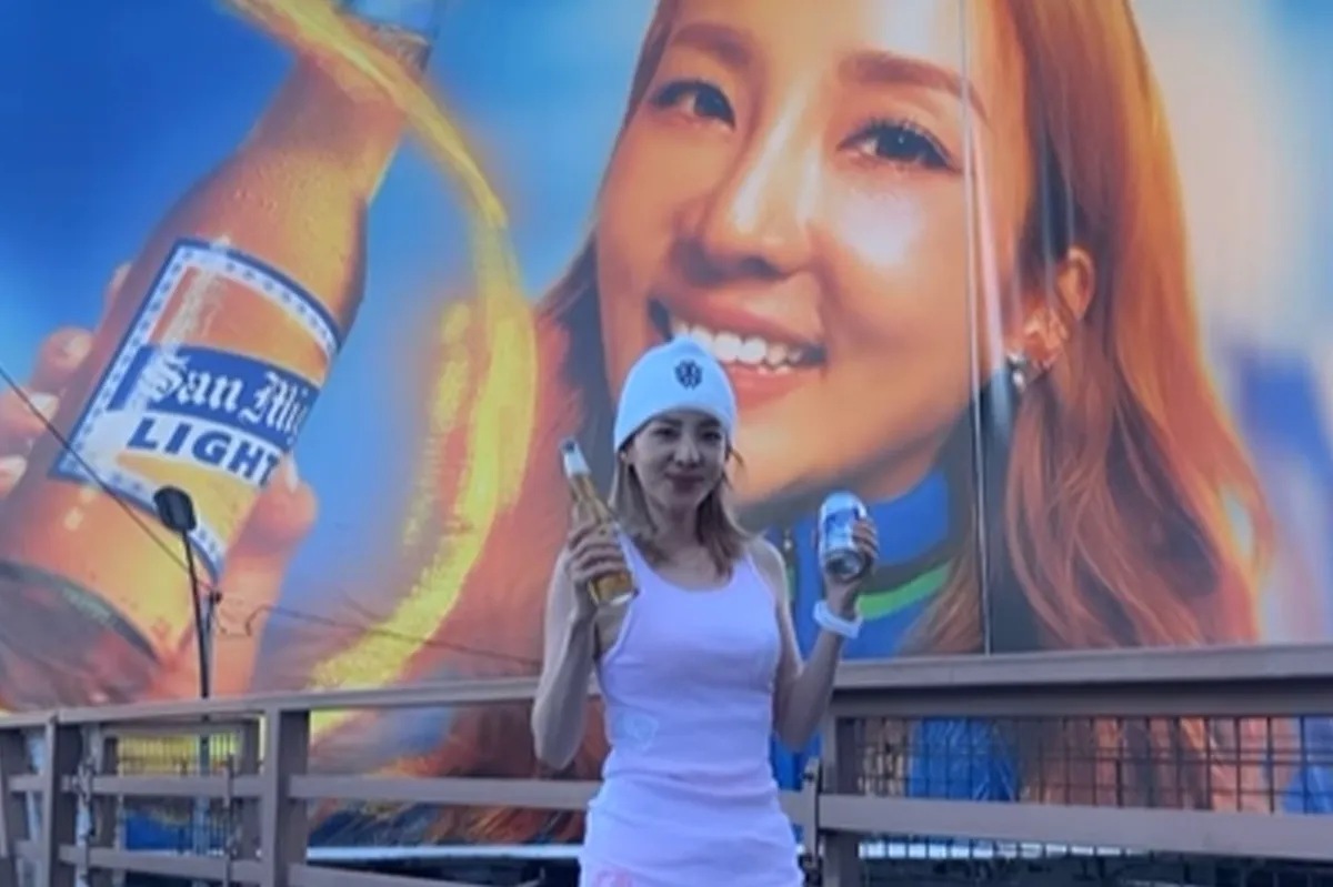 'Shot puno': Sandara Park poses at QC footbridge for beer brand | ABS ...
