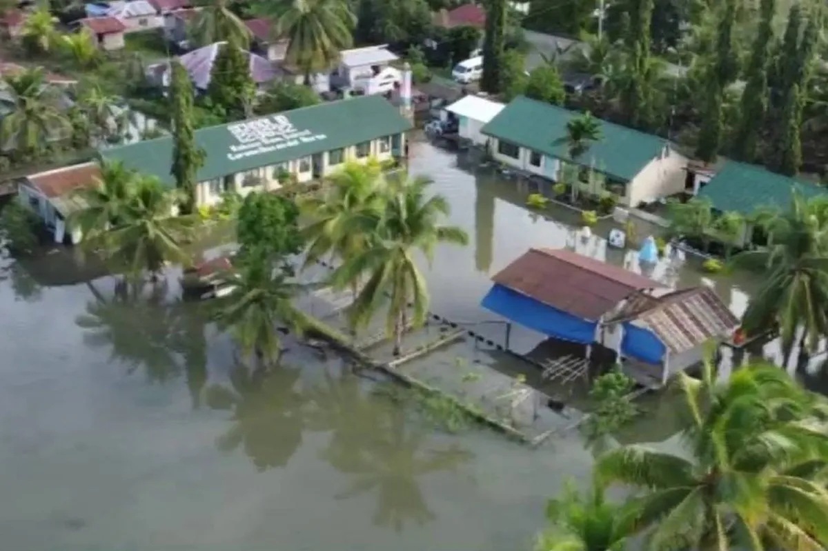 Ilang taga-Davao del Norte, nananatili sa kalsada dahil baha | ABS-CBN News