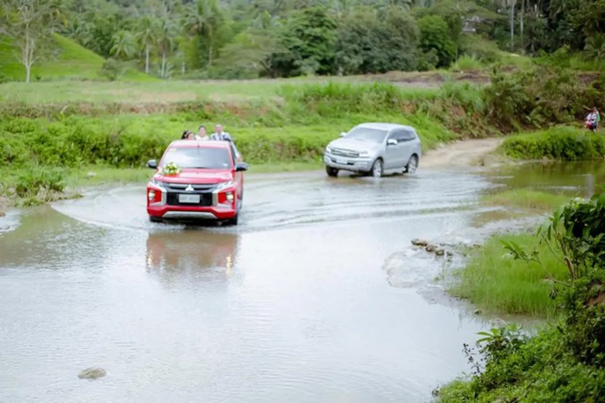 Ikinasal at mga bisita tumawid sa sapa papunta sa simbahan | ABS-CBN ...