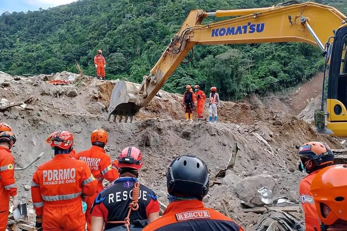 Search, retrieval operations end in landslide-hit Maco | ABS-CBN News