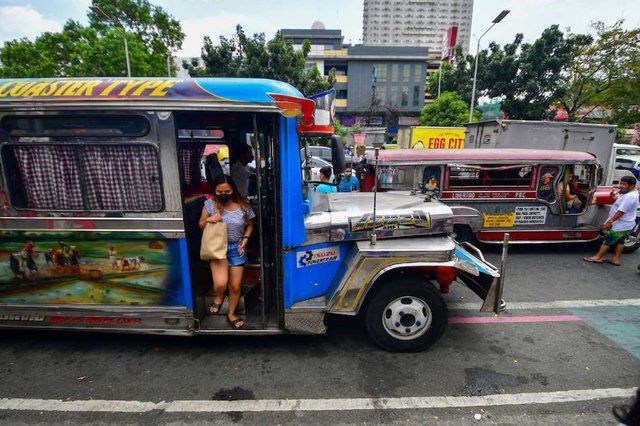 Jeepney operators, drivers can still join cooperatives, DOTr says | ABS ...