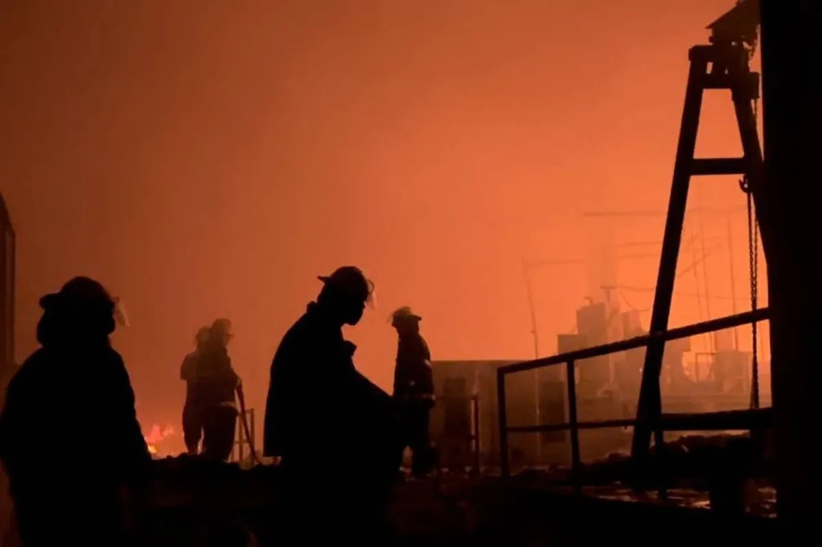 Sunog sumiklab sa warehouse ng furniture, tissue paper sa Valenzuela ...