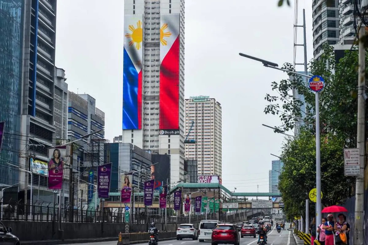 Dambuhalang billboards, mga nakalaylay na kable iimbestigahan ng Senado | ABS-CBN News