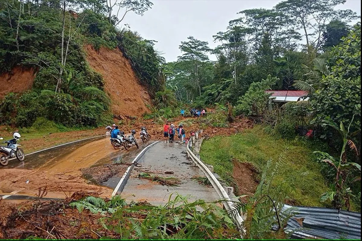 11 injured after landslide buries two buses in Davao de Oro | ABS-CBN News