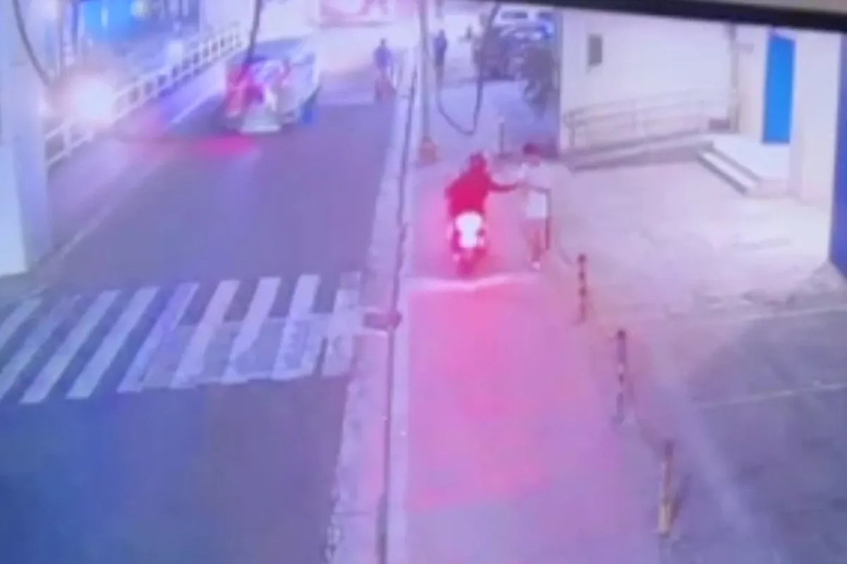 SAPUL SA CCTV: Riding-in-tandem nanghablot ng cellphone | ABS-CBN News SAPUL SA CCTV: Riding-in-tandem nanghablot ng cellphone | ABS-CBN News