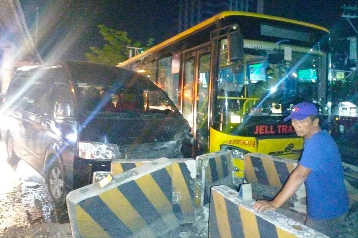 Van and bus hit barriers in early morning road mishap | ABS-CBN News