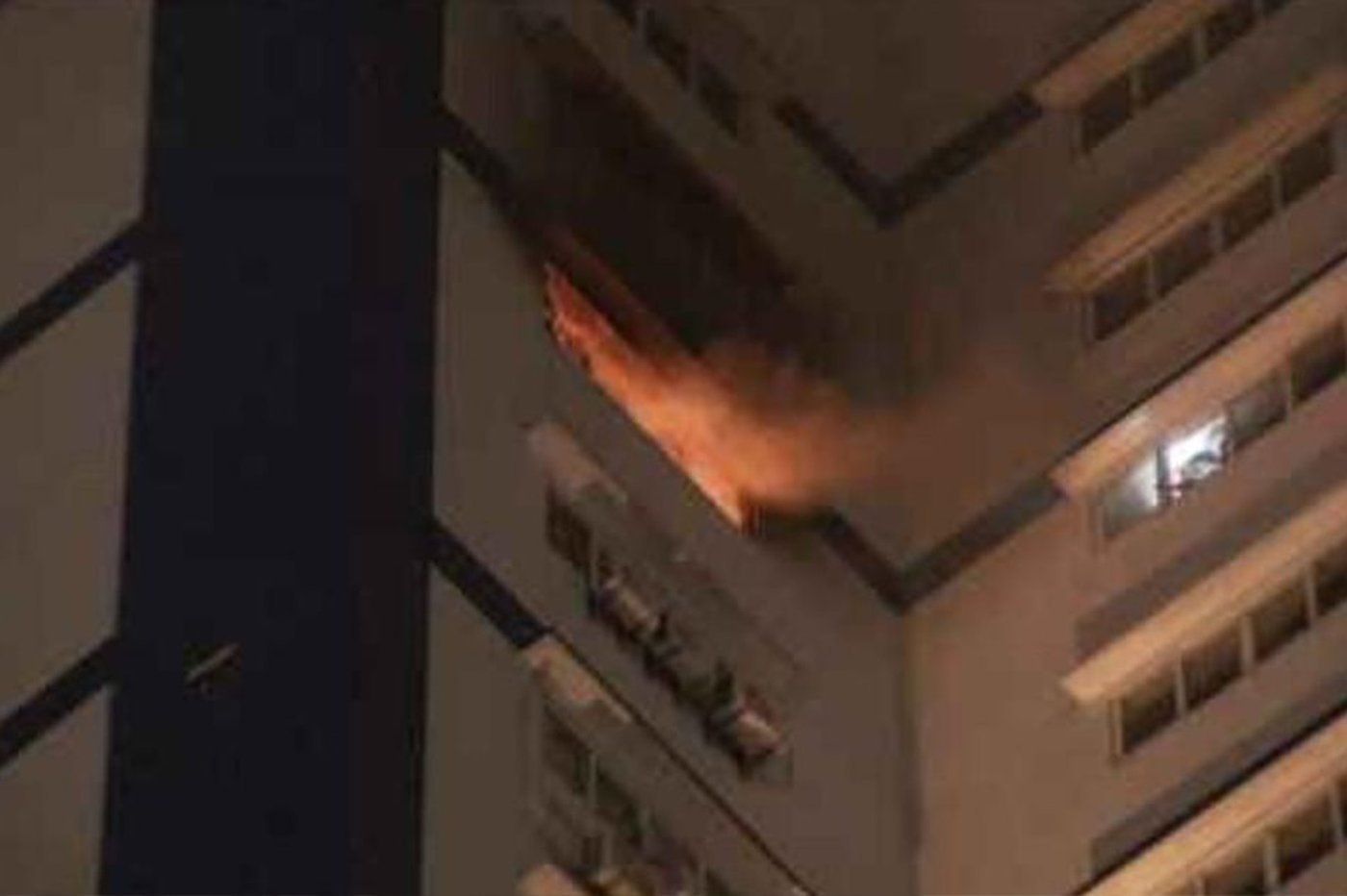 Fire hits high-rise building in Binondo | ABS-CBN News