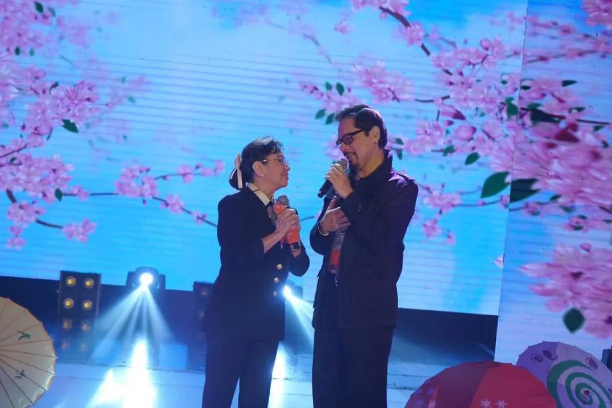 Vilma Santos, Christopher de Leon perform on 'Showtime' | ABS-CBN ...
