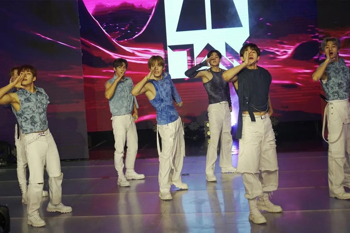WATCH: K-pop group TAN returns to 'Showtime' | ABS-CBN Entertainment