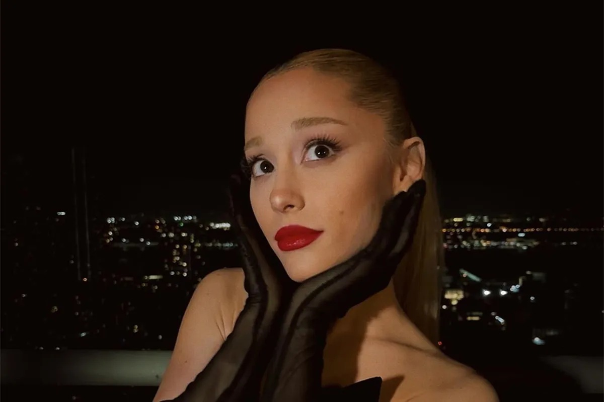 Ariana Grande treats fans with 'Santa Tell Me (Naughty Version)' | ABS-CBN Entertainment
