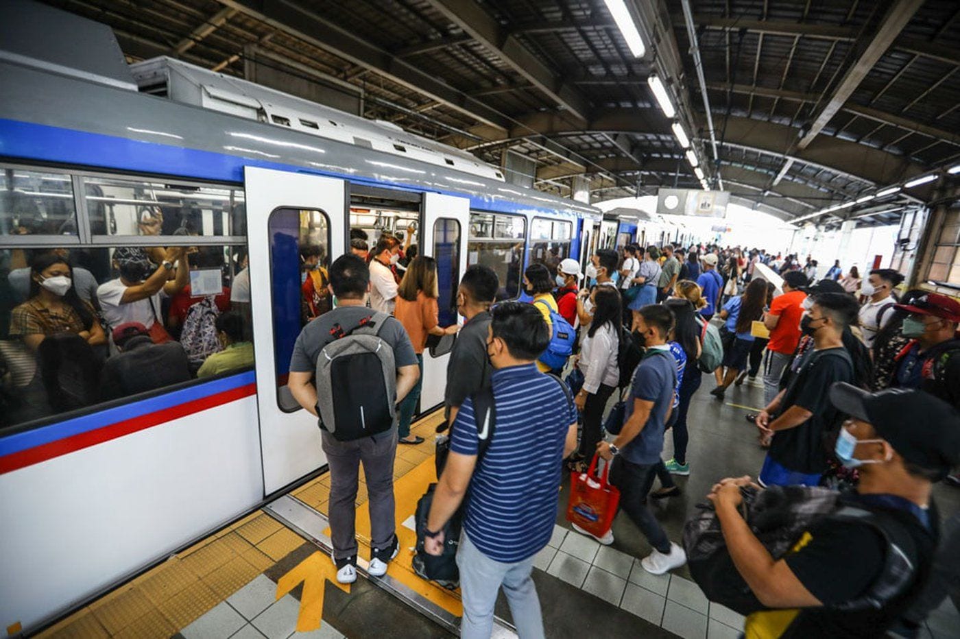LRT, MRT operating hours extended starting Dec. 20 until Dec. 23 | ABS-CBN News