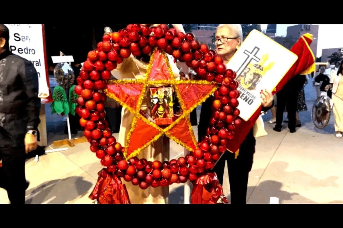 'Parol' parade held in LA cathedral to mark start of dawn Masses | ABS-CBN