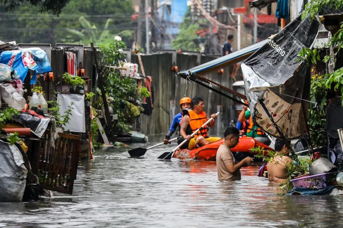 Heavy rains trigger flooding in parts of Metro Manila | ABS-CBN News