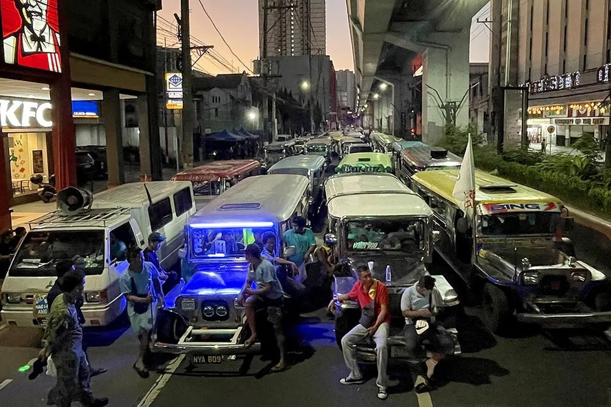 Transport groups protest ahead of PUV consolidation deadline | ABS-CBN News