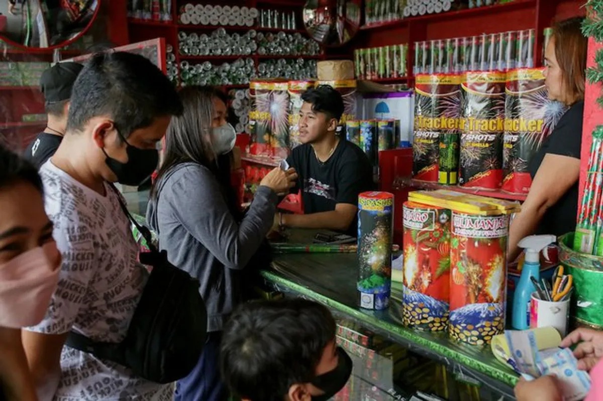 People flock to Bocaue to buy firecrackers, fireworks | ABS-CBN News