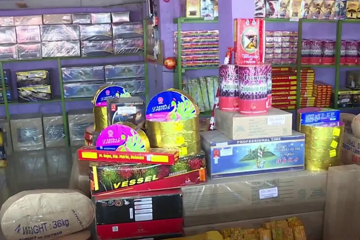 Mga tindahan ng paputok at pailaw sa Bulacan, dinagsa ng mga mamimili | ABS-CBN News