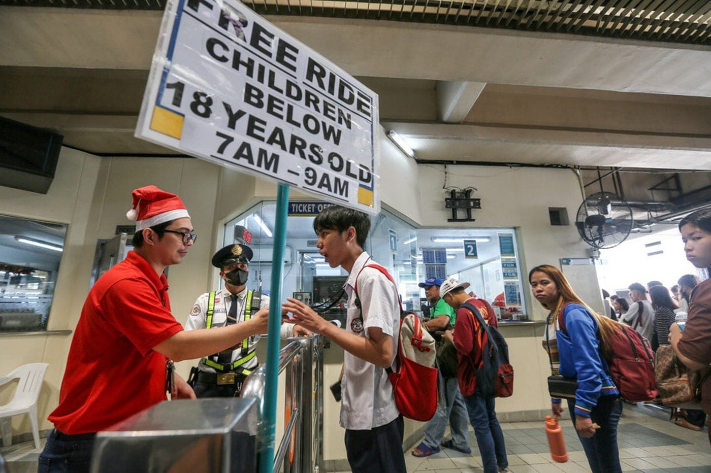 Children get free ride at MRT-3 | ABS-CBN News