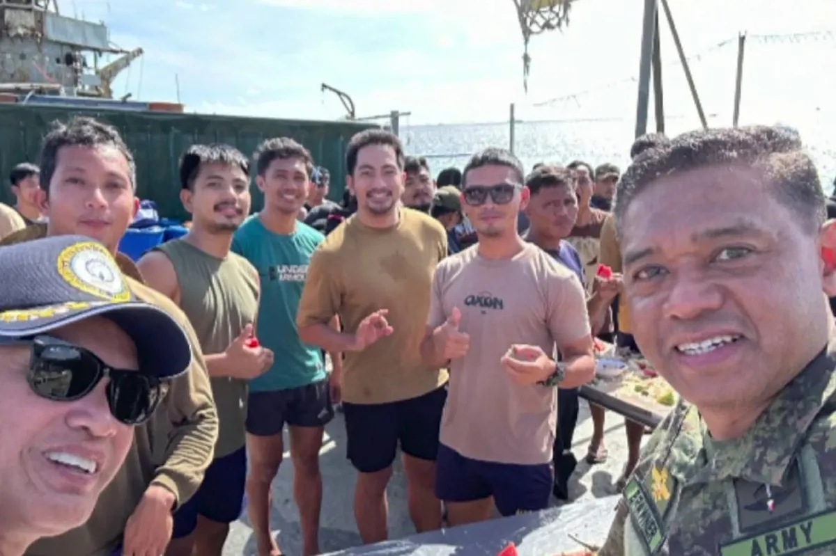 Hepe ng AFP sakay ng isa sa mga barkong binomba ng tubig ng China Coast ...