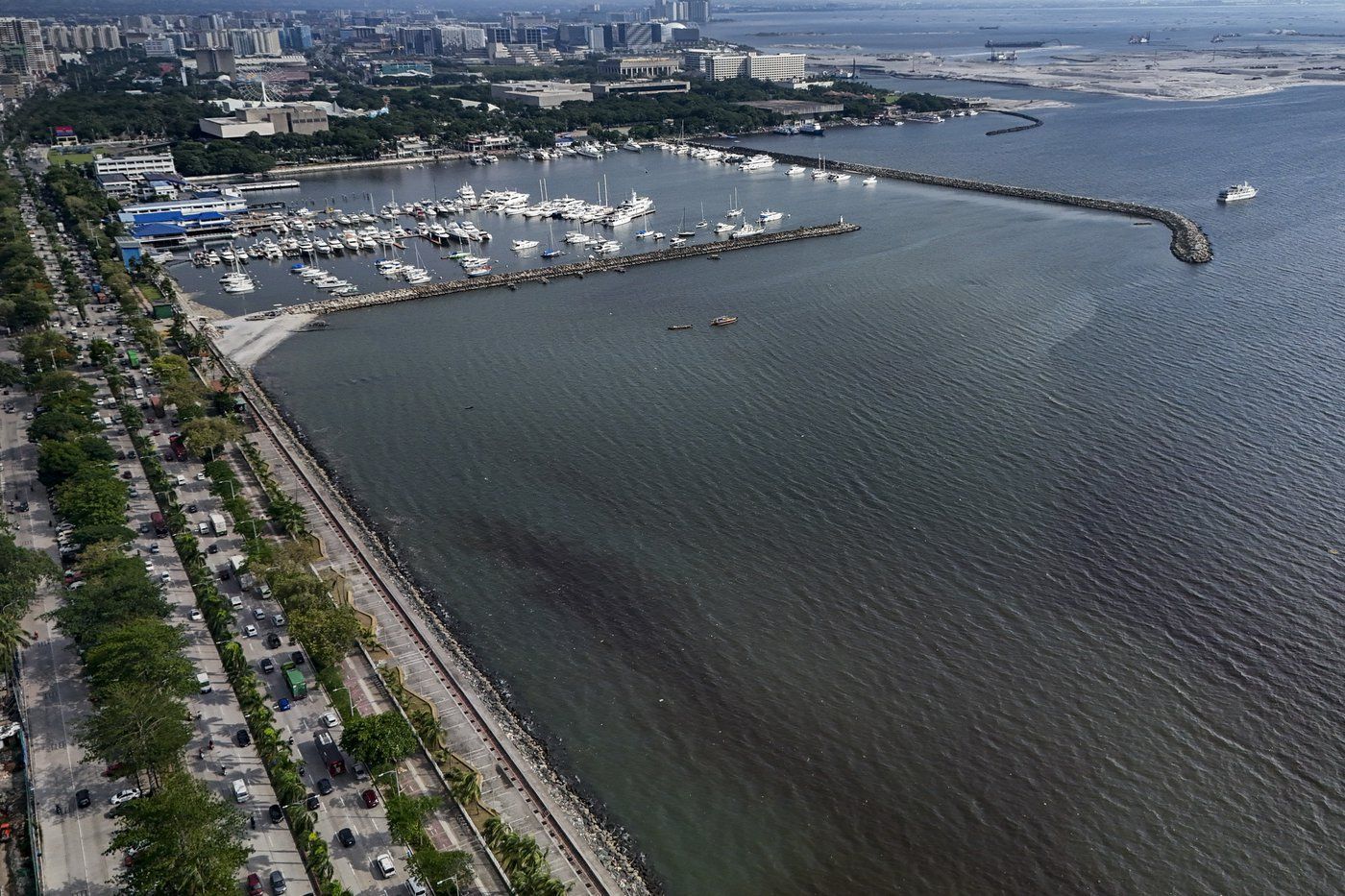LOOK: Oil spill from MTKR Terranova reaches Manila Bay | ABS-CBN News