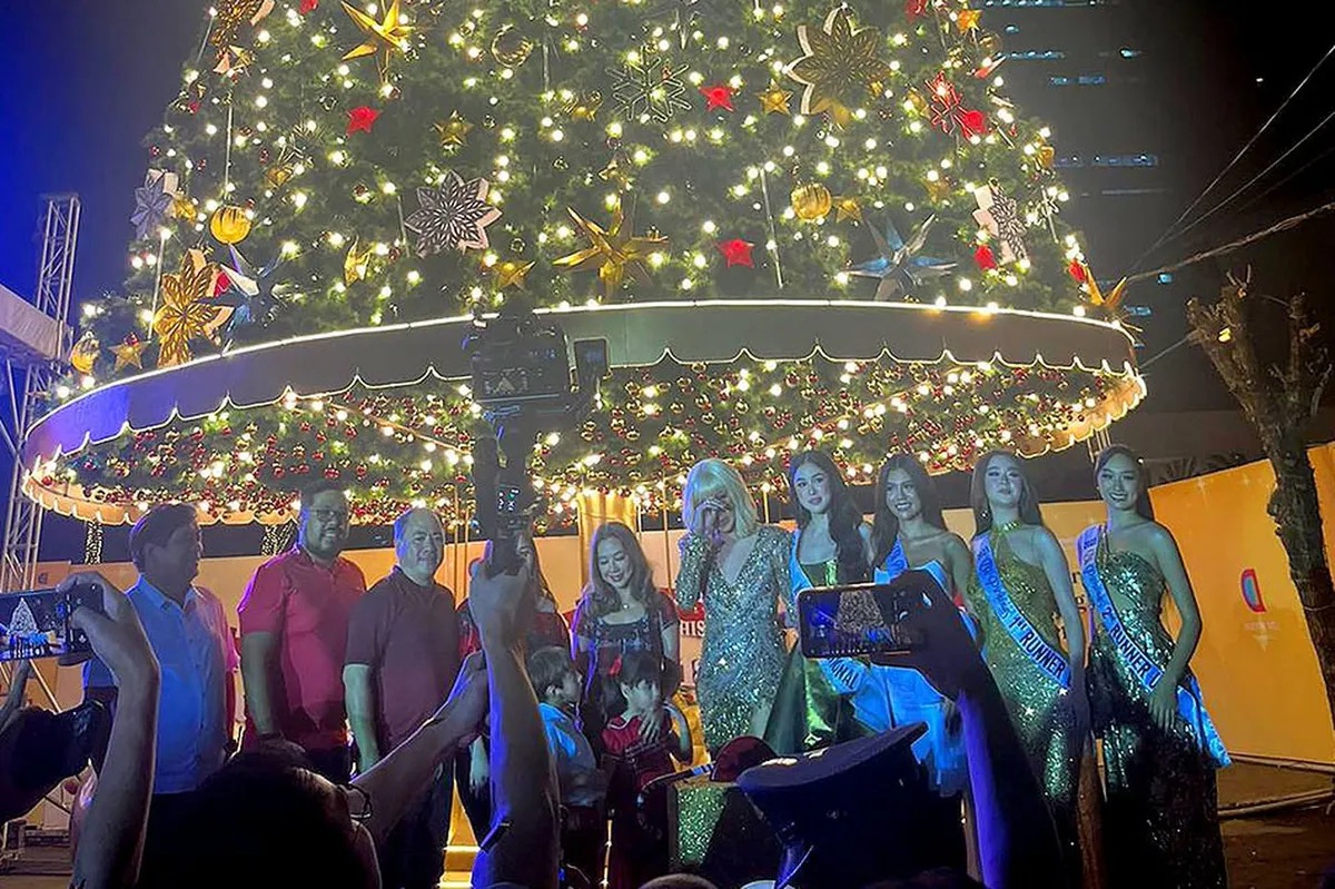 Vice Ganda, other Kapamilya stars grace lighting of giant Christmas ...