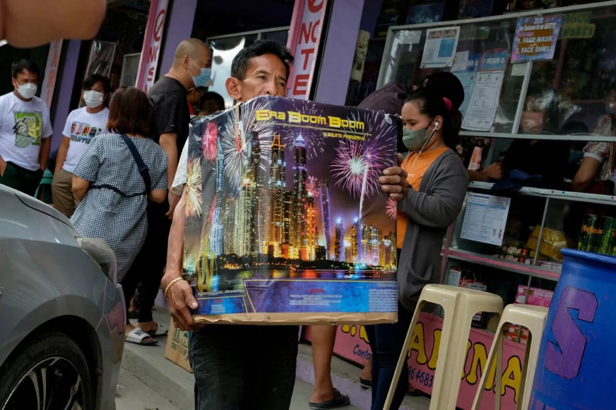 Mga awtoridad nag-inspeksiyon sa tindahan ng mga paputok sa Bulacan | ABS-CBN News