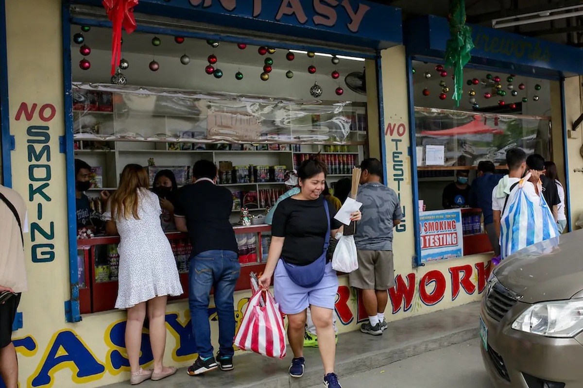 Mga pailaw mas patok kaysa sa mga paputok sa Bocaue | ABS-CBN News