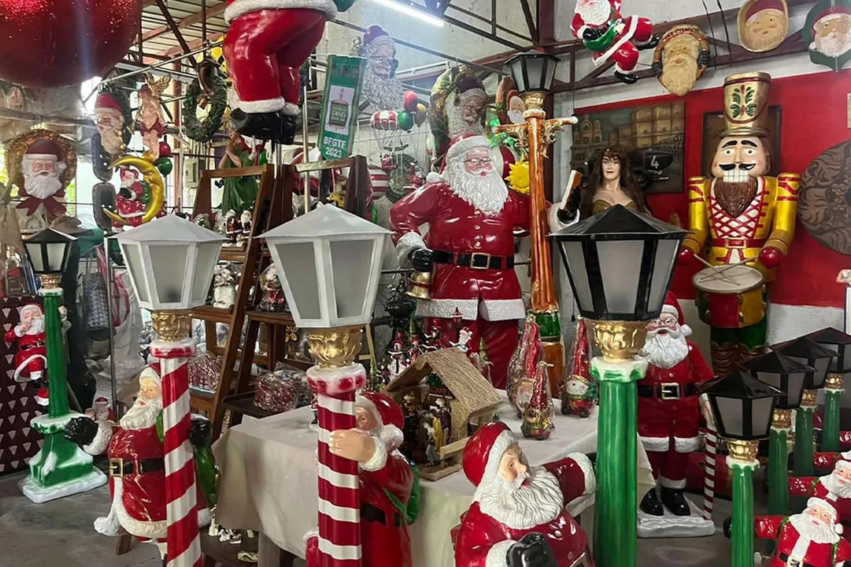 Factory in Angono sells different sizes, designs of Santa Claus figures ...