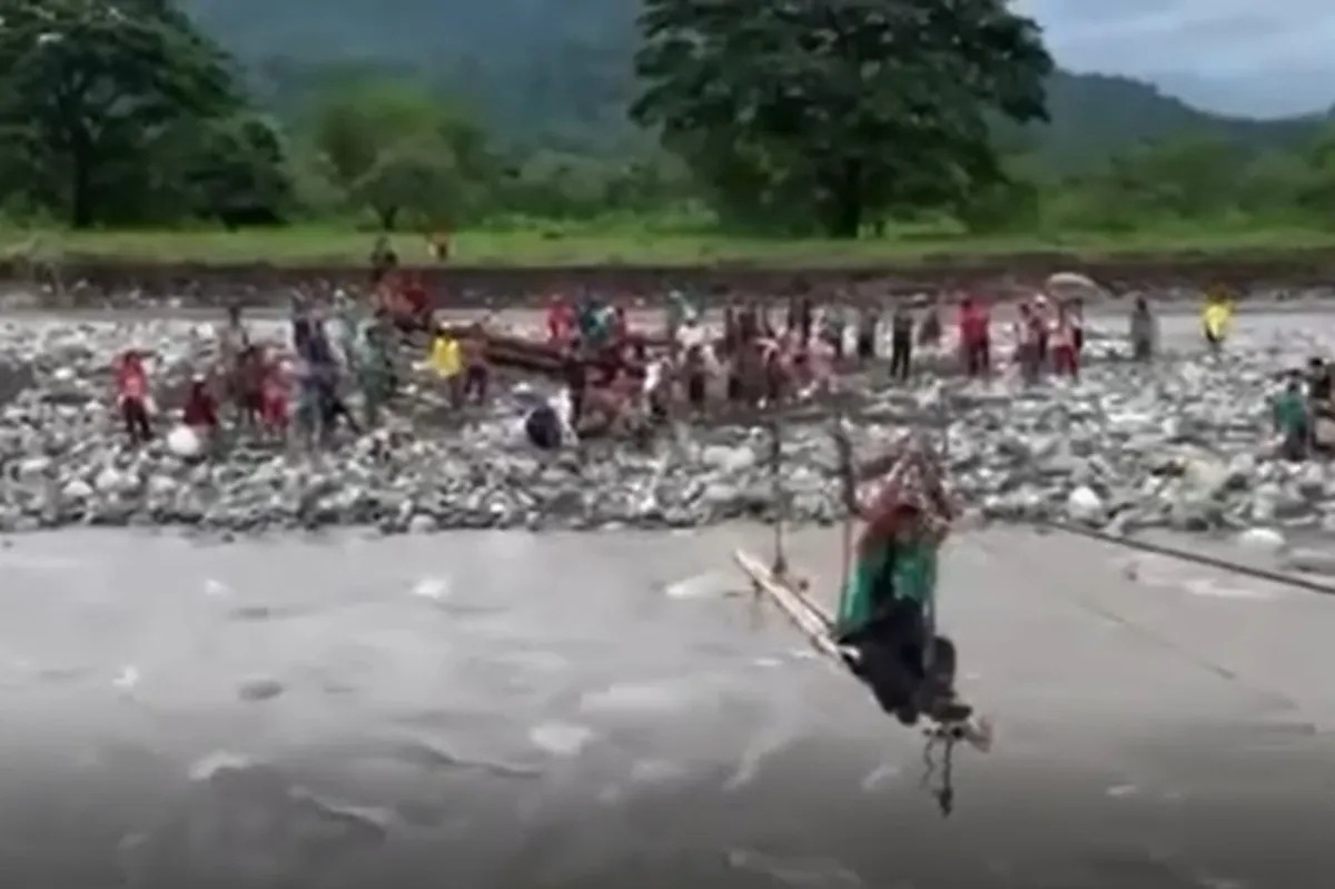 Improvised zip line ginamit para makapagbigay ng relief goods sa Occ ...