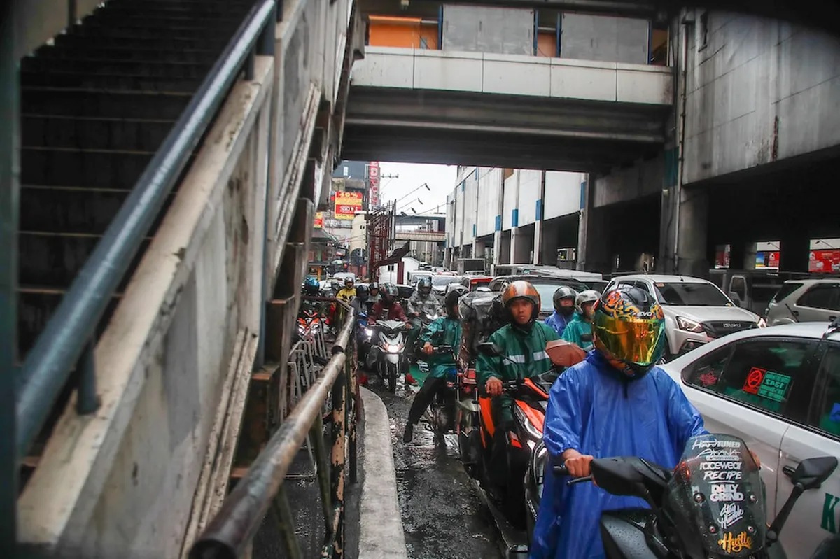 Pagsilong nang matagal sa overpass, bawal na: MMDA | ABS-CBN News