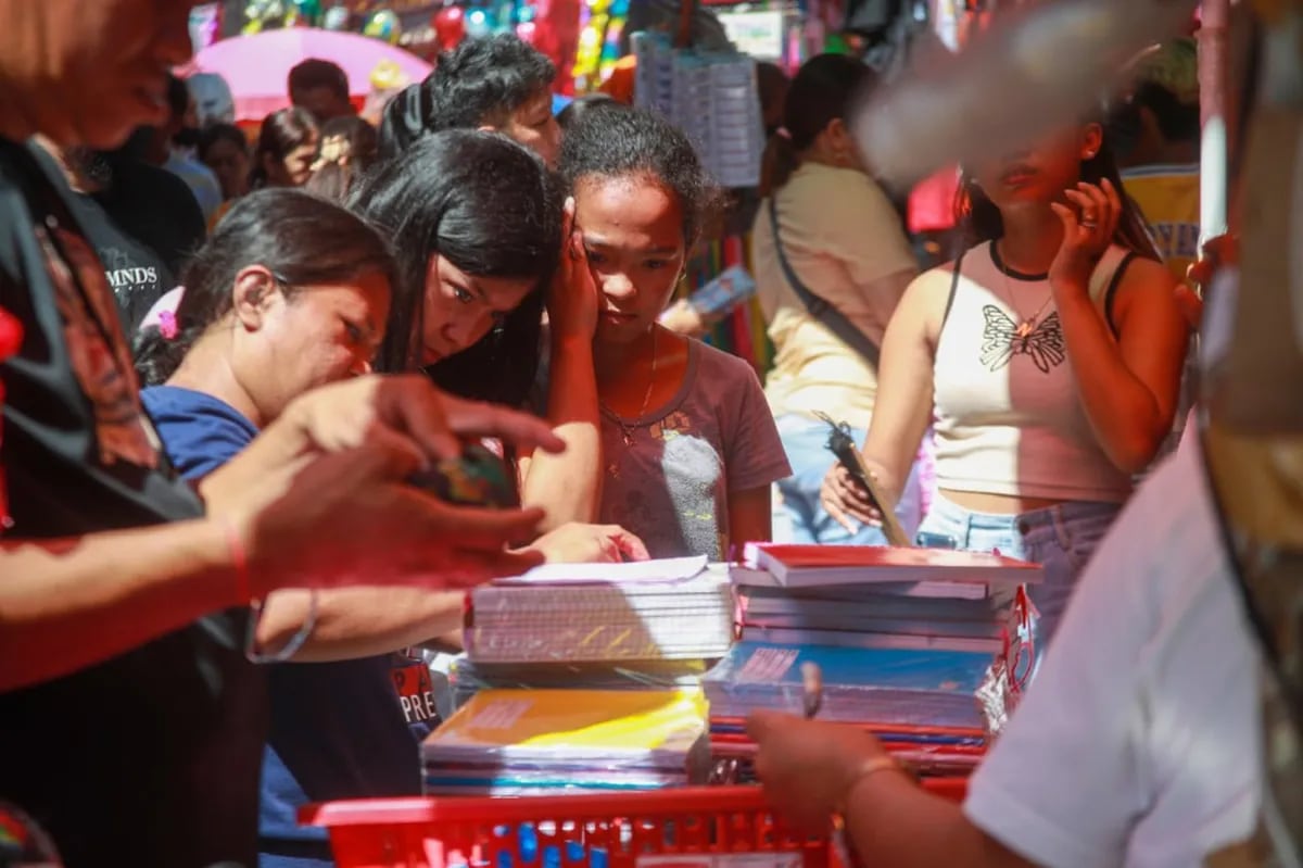 Ilang magulang kinakapos dahil sa taas-presyo ng school supplies | ABS ...