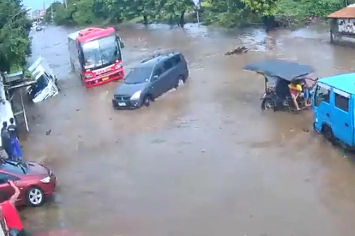 Truck nahulog sa kanal ng binahang diversion road sa Lemery, Batangas ...