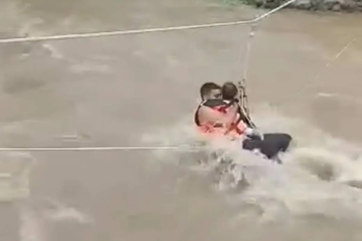 Pagsagip sa pamilyang na-trap ng rumaragasang ilog sa Cagayan | ABS-CBN ...