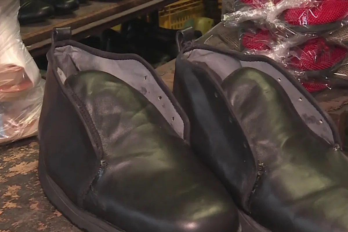 Marikina shoemakers gumagawa ng sapatos para sa may kapansanan | ABS ...