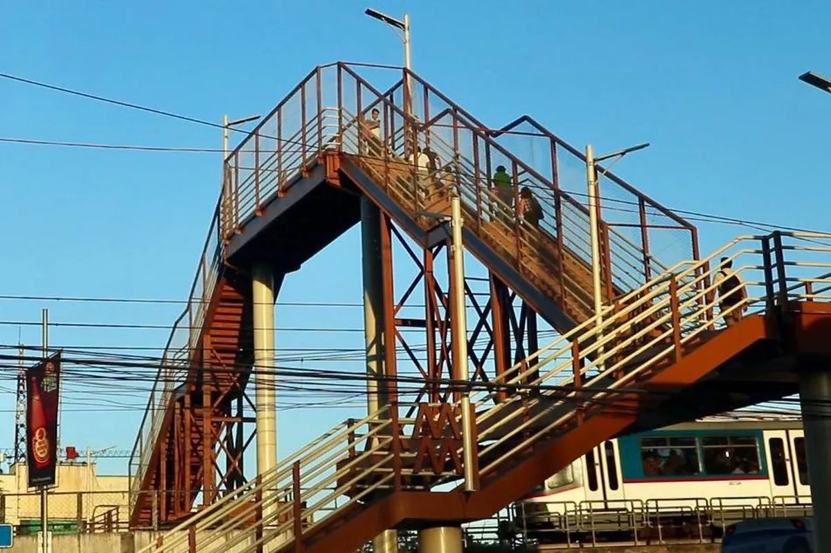 'Footbridge papuntang langit': Bakit napakataas nang Kamuning ...