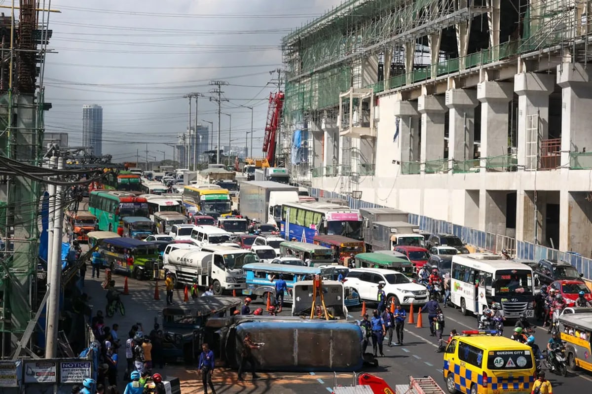 14 injured in jeepney collision along Commonwealth Avenue | ABS-CBN News