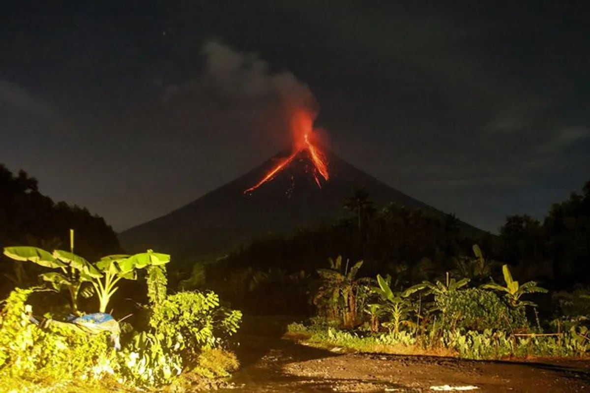 Mayon spews hot volcanic particles, ash fall reaches Tabaco City ...